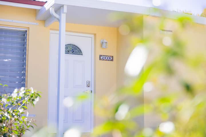 Bright Escape! Prime Location, Close To Everything - West Palm Beach