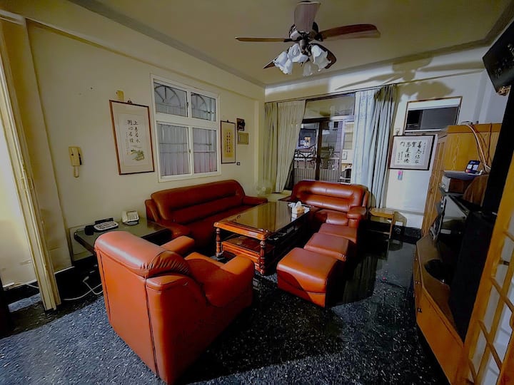 嘉義民雄運動公園旁優質社區好房
3分鐘步行到運動公園
5分鐘步行到民雄國中
15分鐘步行到火車站 - 民雄