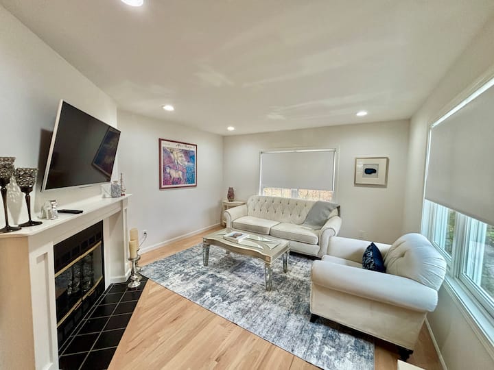 Beautiful Updated Condo With Garage In Greenwich - Greenwich, CT