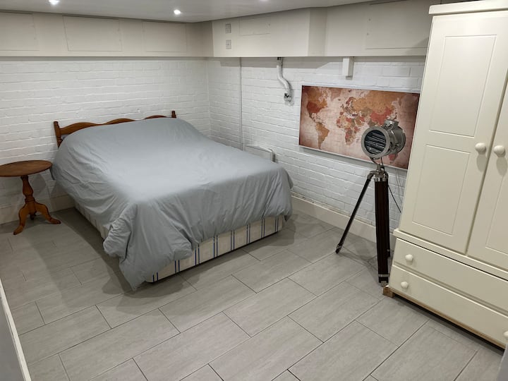 Sleek Self-contained Studio Retreat Own Entrance - Shere