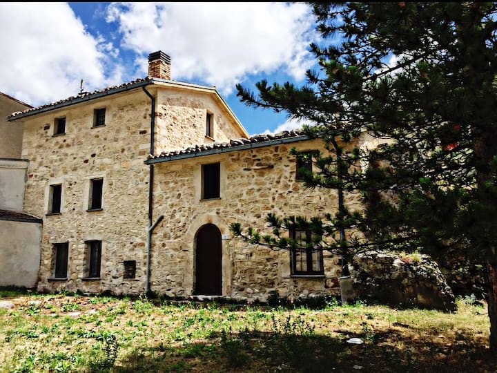 Animae Petra Antico Pagliaio Scavato Nella Roccia - Campo di Giove