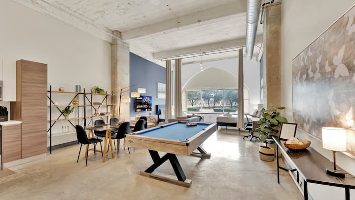 King 1b | Steps 2 Downtown | Parking & Gym - Cedar Crest - Dallas