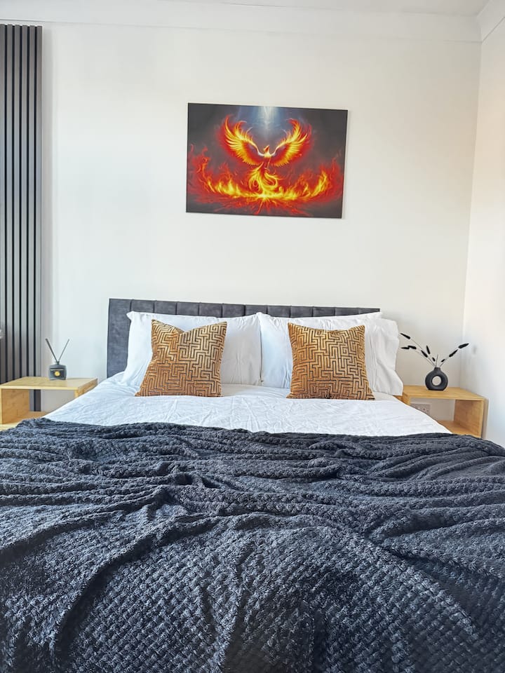 6bed Heathrow/windsor-sleeps7-free Parking/wi-fi - Staines