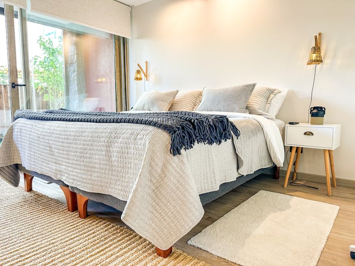 Estudio Elegante: Cama King Size, Tv Y Jardín. - Los Ríos