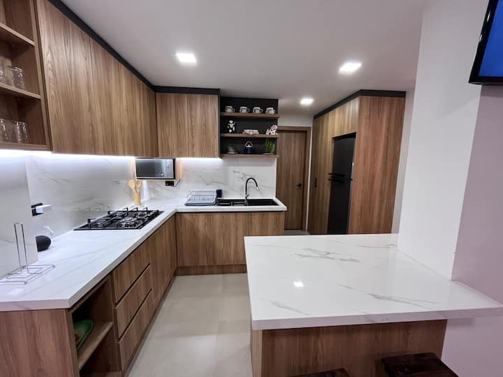 Estancia Moderna Y Cómoda, Ideal Para Tu Descanso - Cuenca