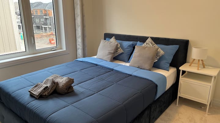 2nd Bedroom With Shared Washroom In Paris Home - Port Colborne