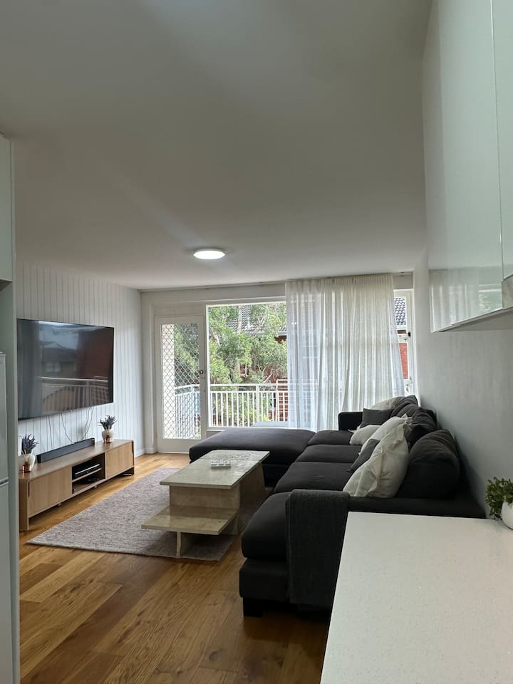 Beachside Two Bedroom Apartment - Cronulla