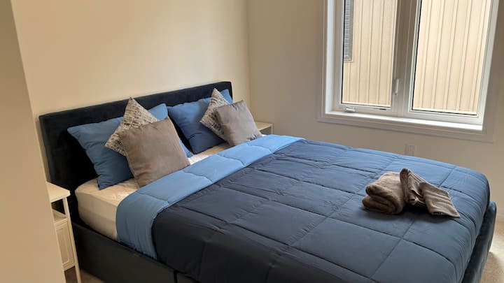 3rd Bedroom With Shared Washroom In Paris Home - Port Colborne