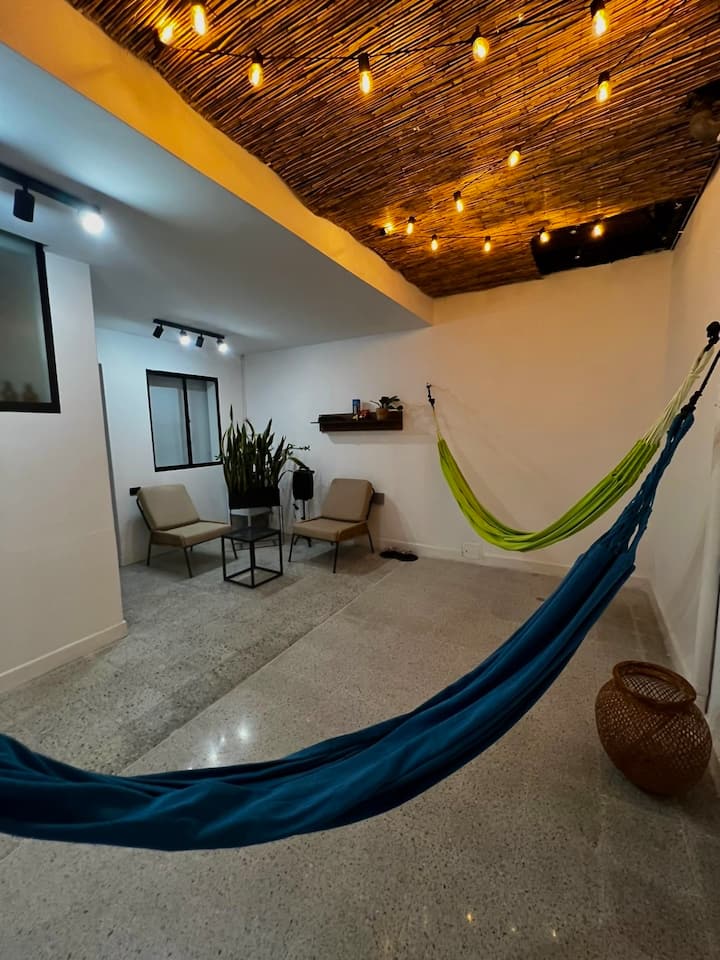 Casa Completa · 6 Habitaciones El Poblado · Grupos - Medellín