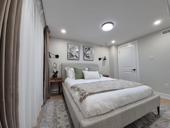 Stylish New 2 Beds, 2 Baths/1 Free Parking/queen W - Toronto