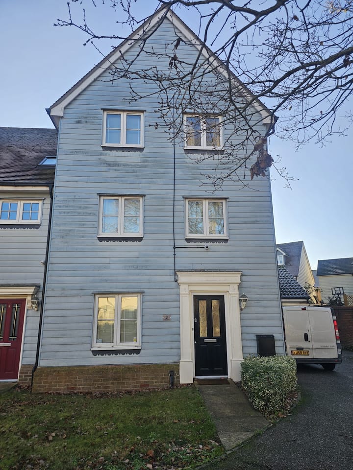 Cambie House
Relaxing Modern Stay - Colchester