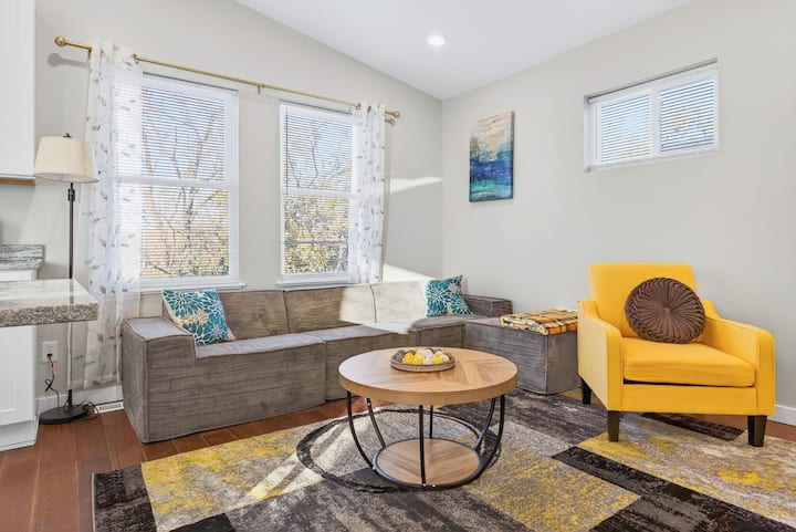 Cozy Comfort Near Fountain Square & Downtown Indy - Indianapolis, IN