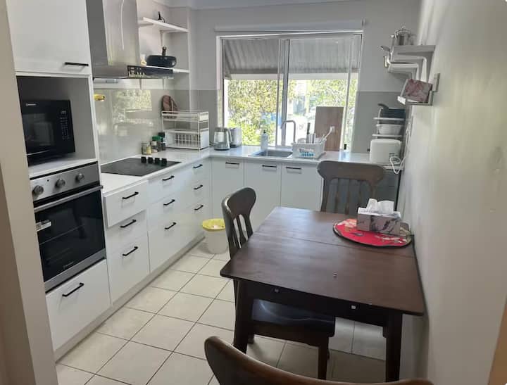 Uq 校门正对面，30秒公交站，q4 - Brisbane