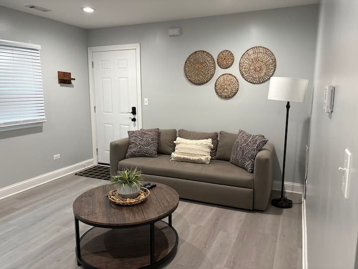 New! Apartment Near Downtown - Burbank, IL