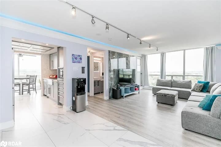 Serene Waterfront Condo At Marina Bay - Barrie