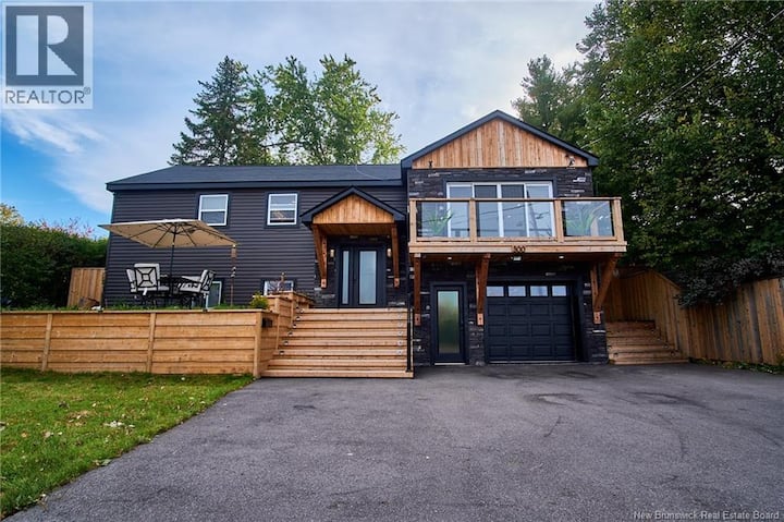 Luxury Lakefront Villa Private Backyard + Hot Tub - Moncton