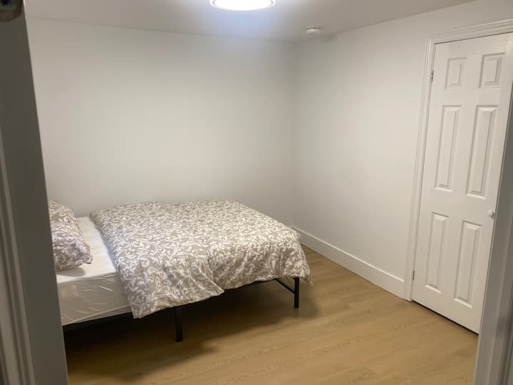 Private One Bedroom Basement Apartment - Ontario