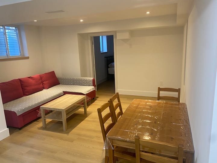 Private One Bedroom Basement Apartment - Ontario