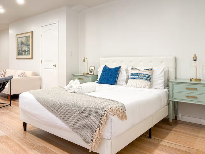 Charming Studio Apt In Center City | 1r - Philadelphia, PA