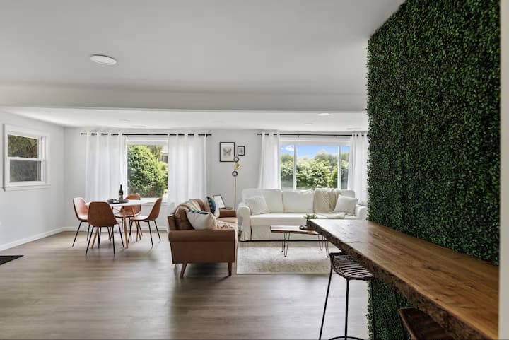 Modern Lakehouse Retreat | Beach, Kayaks, Fire Pit - Highland Recreation Area, White Lake