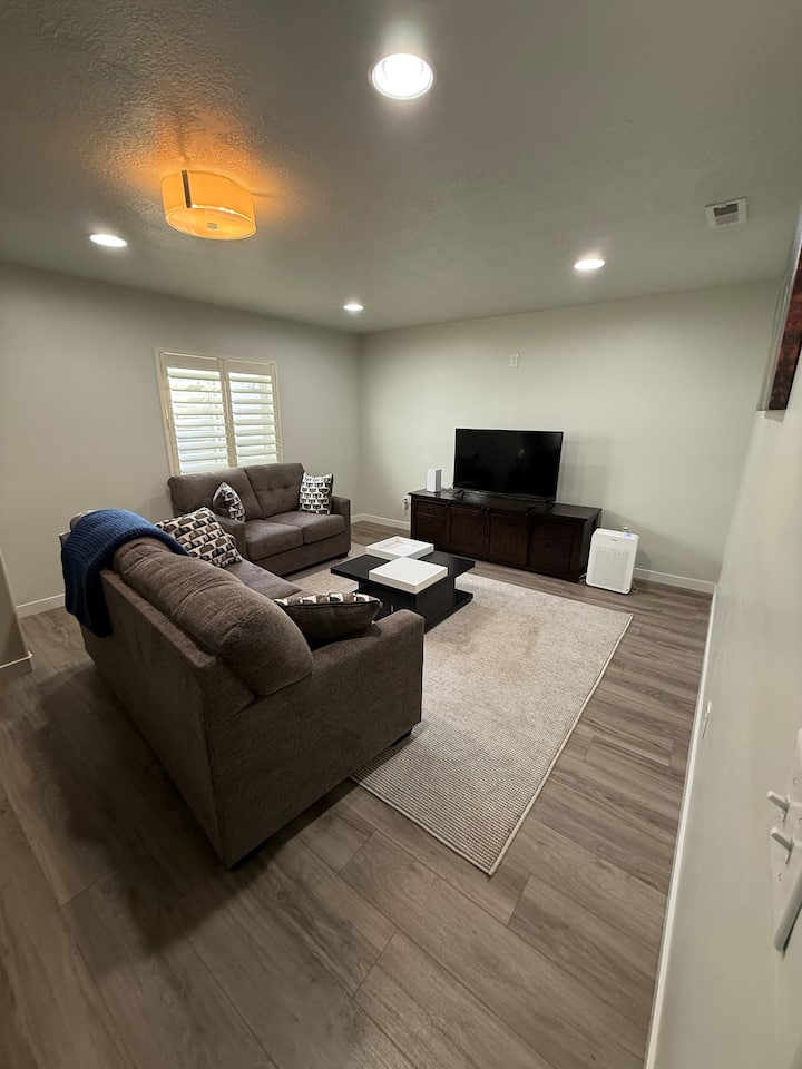 Fully Furnished / Equipped Basement Apartment. - West Valley City, UT