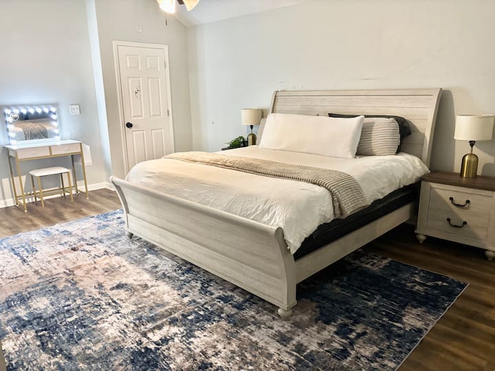 King Suite | Game Room | Private Bath - Union City, GA