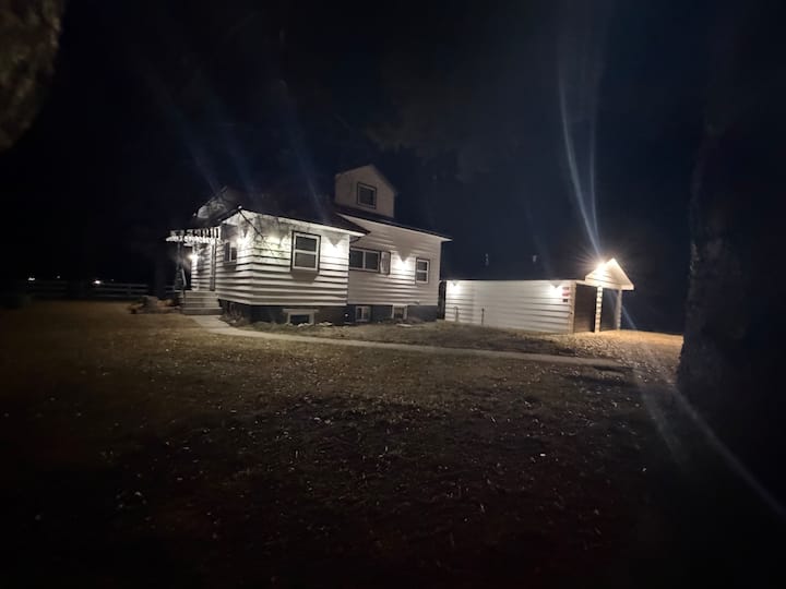 Farm House Getaway
License # Star-05173 - Sylvan Lake, AB