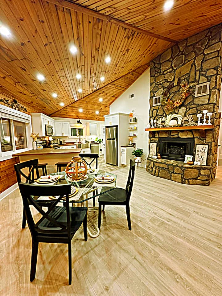 New Luxury Log Villa In Downtown Abingdon - Unit 2 - Abingdon, VA