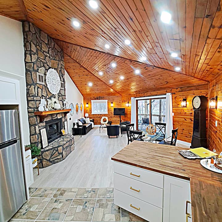 New Romantic Couples Retreat | Bee-theme Log Villa - Abingdon, VA