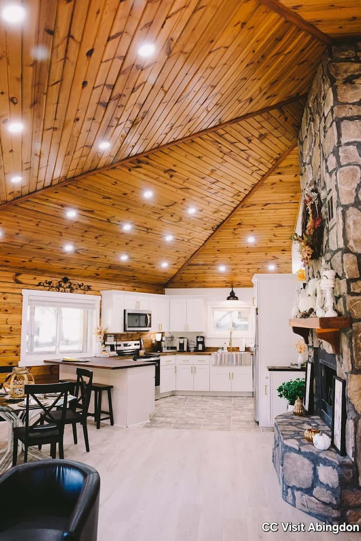 Birds & Bees Villa | Downtown Abingdon Luxury - Abingdon, VA