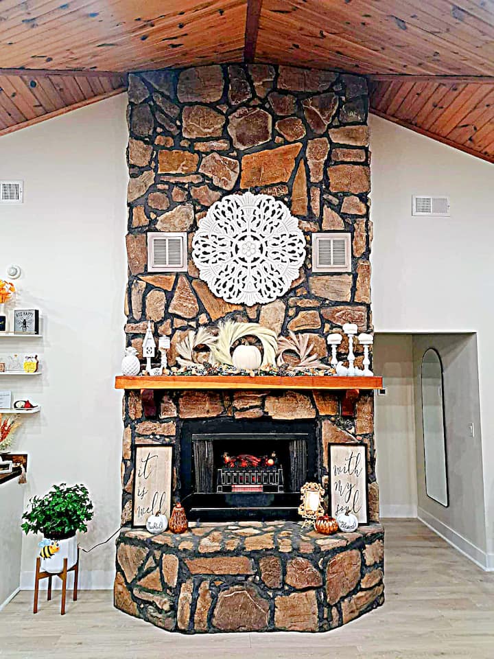 New Romantic Couples Retreat | Bee-theme Log Villa - Abingdon, VA
