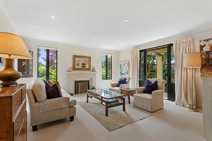 Spacious Family Home With Garden Courtyard - Auckland