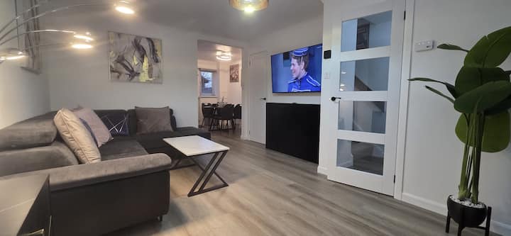 Modern, Cosy 2-bedroom House, Free Parking - Glasgow