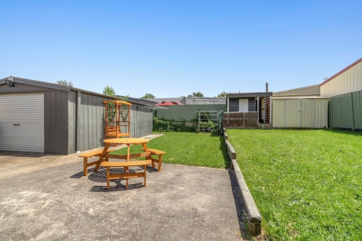 Goulburn Stay With Garden Views & Comfort - Goulburn