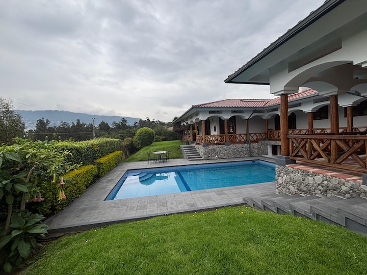 Casona Campestre Con Piscina Y Jardines - Quito (Ecuador)