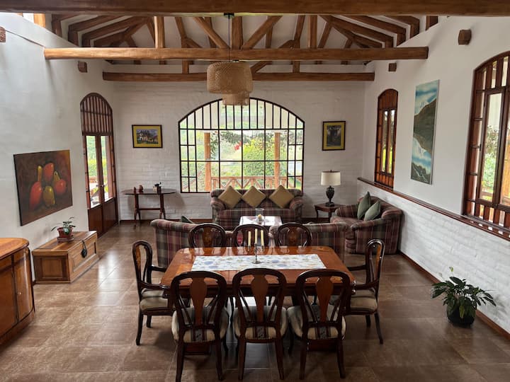 Casona Campestre Con Piscina Y Jardines - Quito (Ecuador)