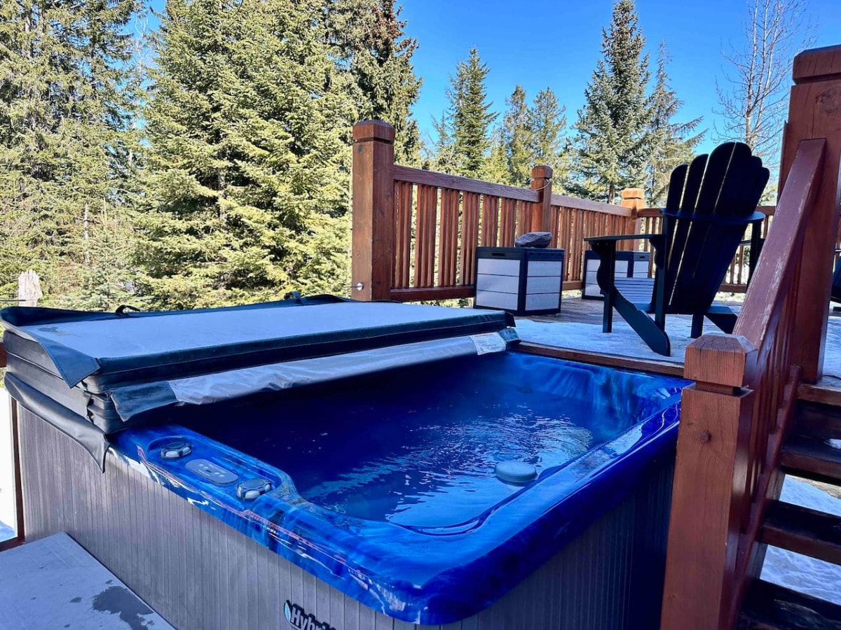 Creekside Family Hideout Ski in/Ski Out w. Hot Tub - Chalets for Rent ...