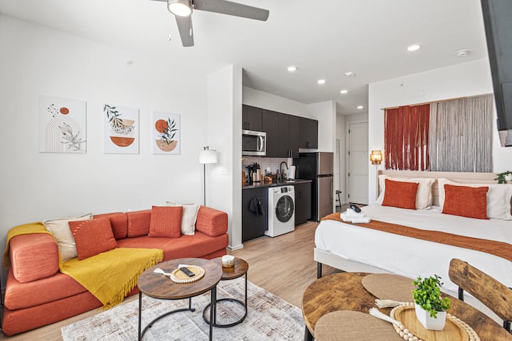 Sleek Bishop Arts Stay | Gym - Yoga - Game Lounge - Dallas, TX