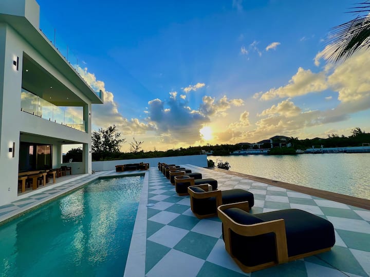 A Waterfront • Elite Luxury Stay - Casa Verde - Turks and Caicos Islands