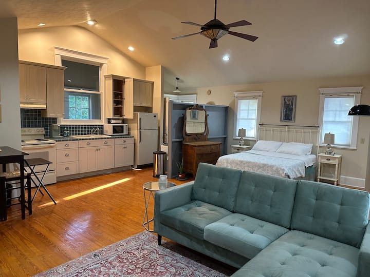 Above Garage Studio With Private Entrance - Gainesville, FL