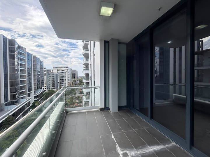 Relax On Your Private Balcony | Near Transport - Rosebery