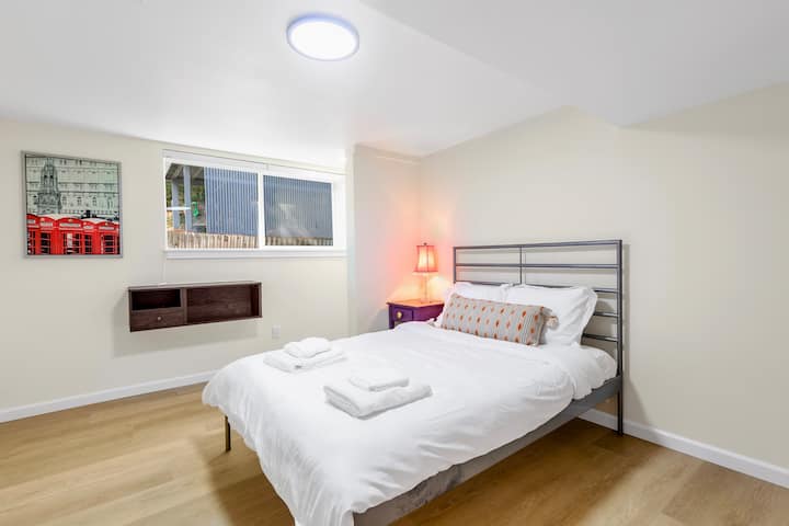 Cozy 3b1b Lower Unit With Waterfront Views - Kent, WA