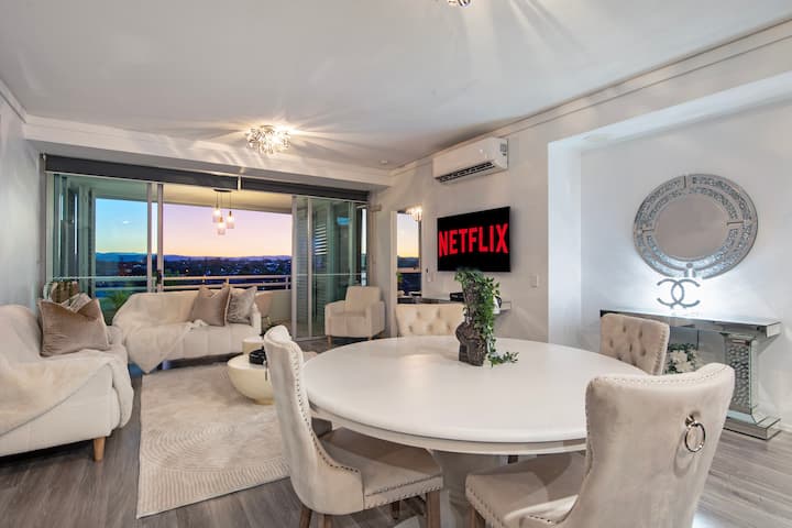 Unique Designer Stay At The Grand By The Beach - Australian Outback Spectacular