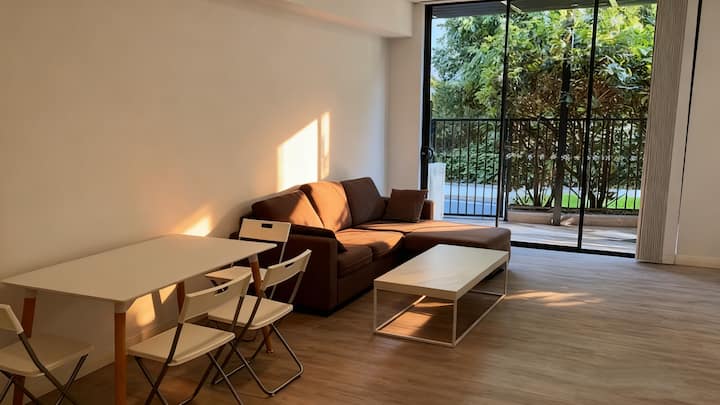 近绿色火车站！干净整洁一居室，大落地窗，视野采光好，全屋空调！适合旅行居住 - Randwick