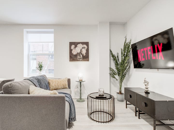 Luxurious 1br Sleeps 4 • Gym • Quiet & Secure Area - Island of Montreal