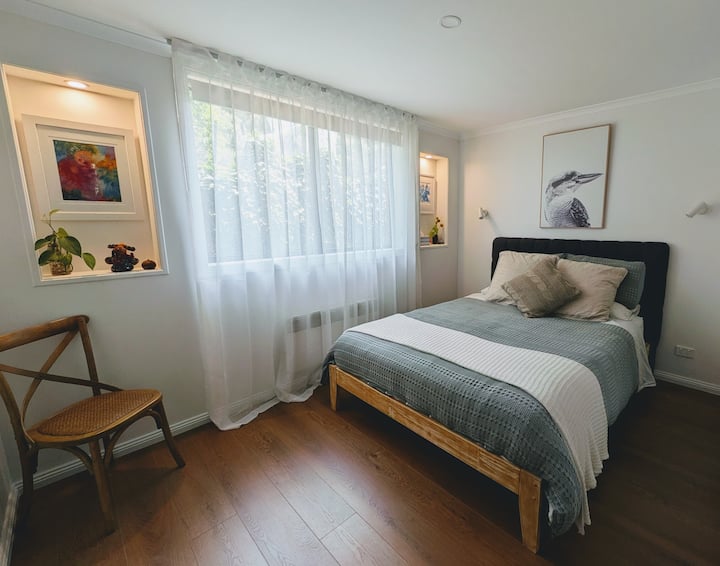 Guest Suite - Private Entrance, Ensuite & Carport - Bright