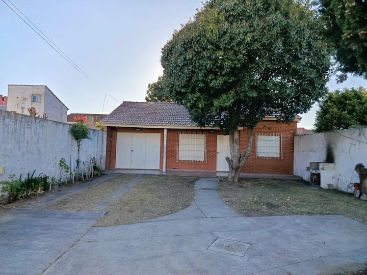 Chalet Para 6 Personas. A 3 Cuadras De La Playa - Mar de Ajó