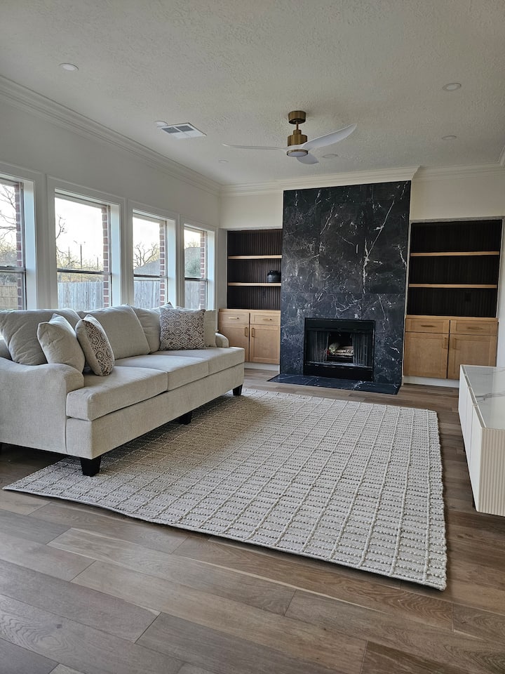 City Retreat: Luxurious 5 Br With A Pool - Splash Pad, Sugar Land