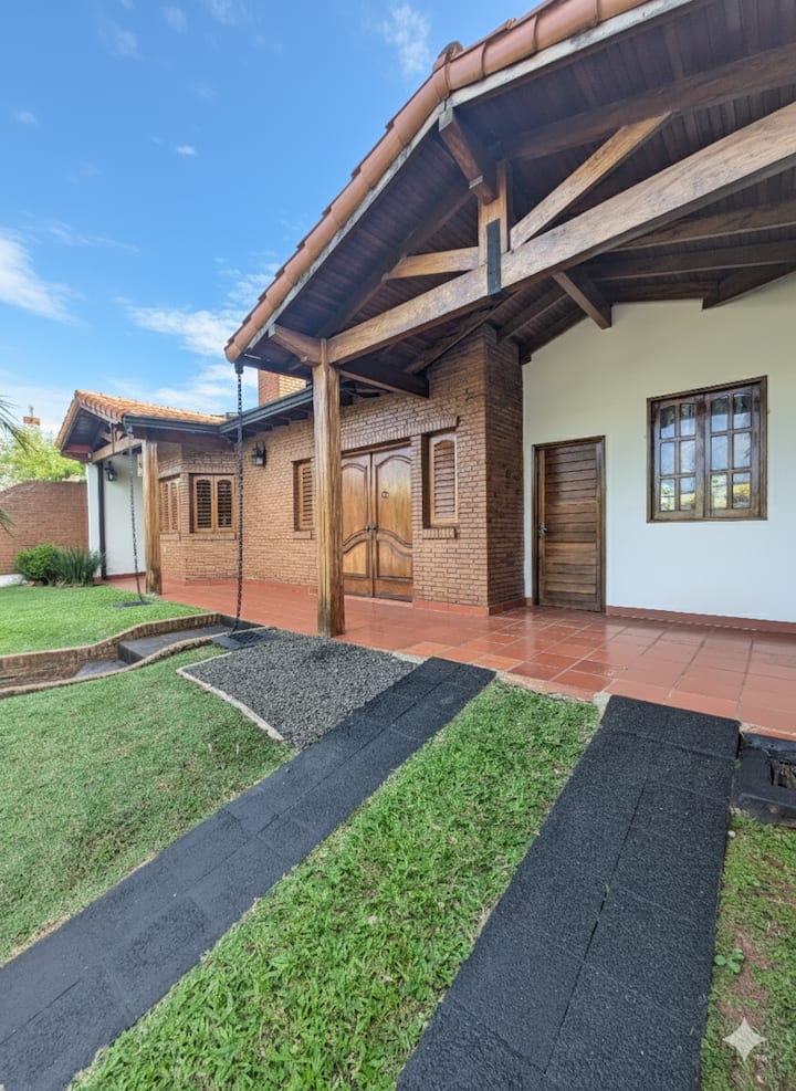 Amplia Residencia En Encarnación, Zona Centro. - Paraguay