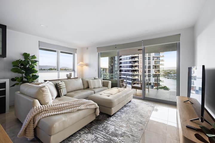 Sweeping River Views Steps From Beach & Tram - Broadbeach